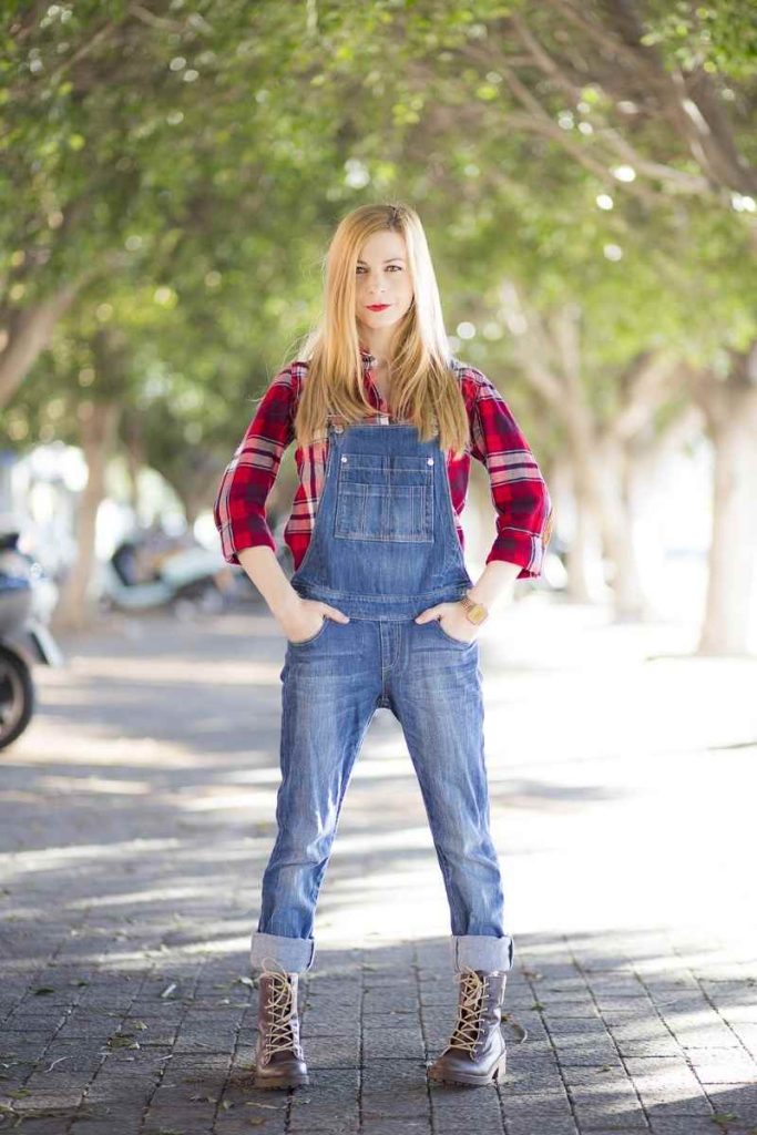Outfit con peto denim